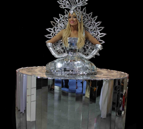 Living Strolling Tables | Besser Entertainment